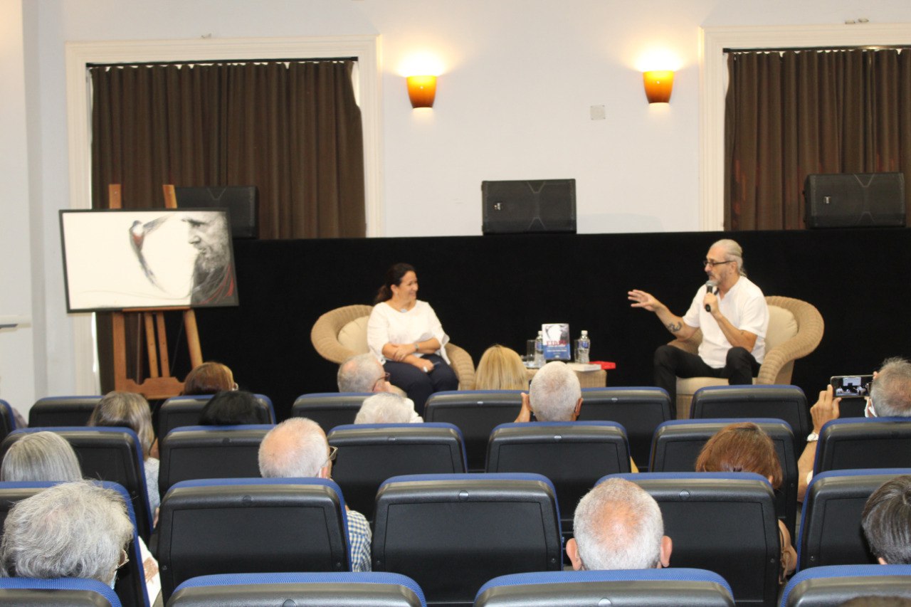 Presentan en el Centro Fidel Castro Ruz el libro Fidel como un colibrí ...